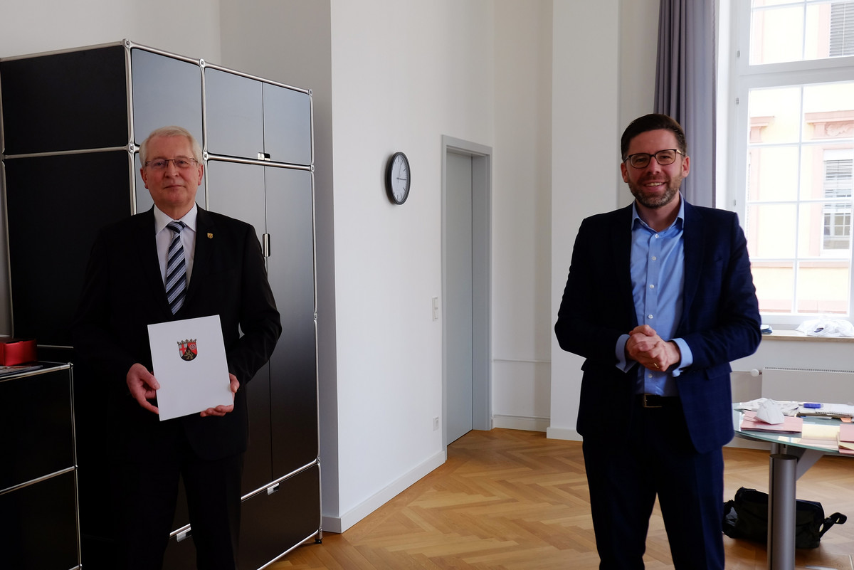 Justizstaatssekretär Philipp Fernis verabschiedet Leiter der JVA Diez, Josef Maldener, in den ...