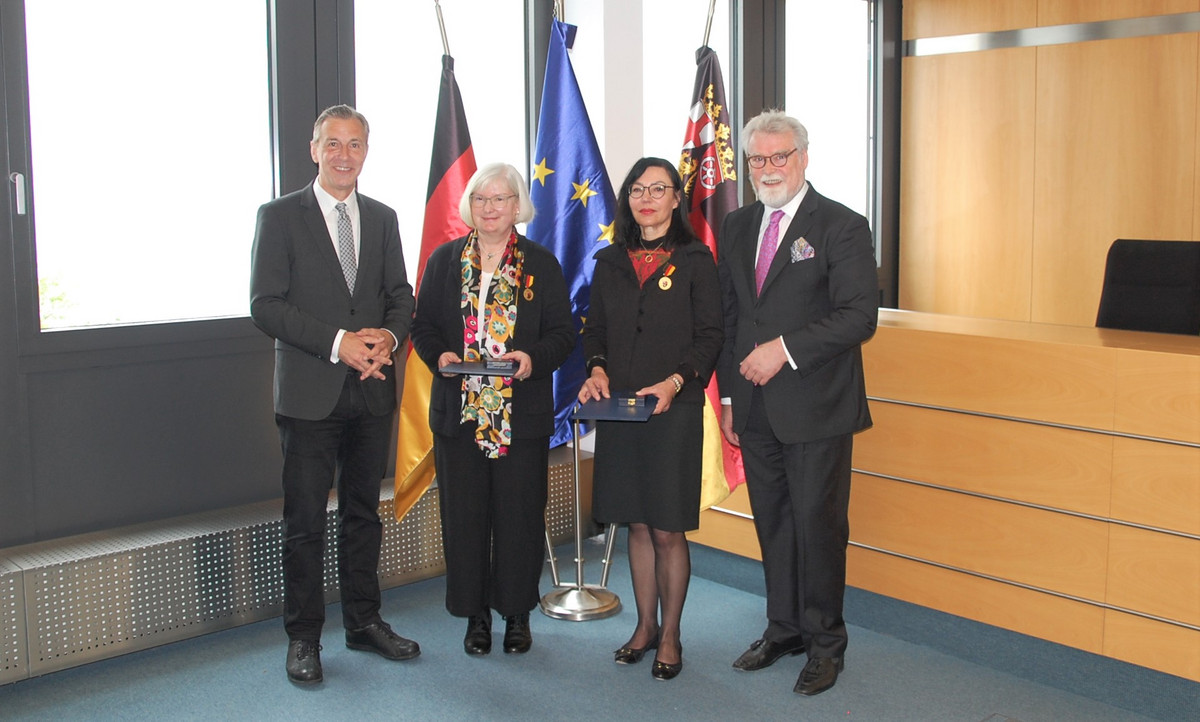 Justizminister Herbert Mertin verleiht Landesverdienstmedaille an ...